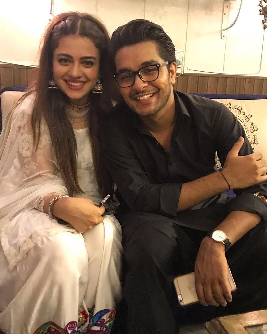 Adorable Pictures of Asim Azhar With Family | Reviewit.pk