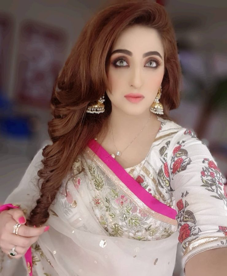 Actress And Host Fatima Sohail Latest Beautiful Pictures with Her Son ...