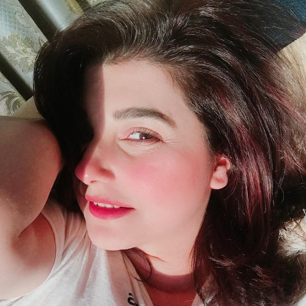 Javeria Saud Latest Pictures with her Family and Friends | Reviewit.pk