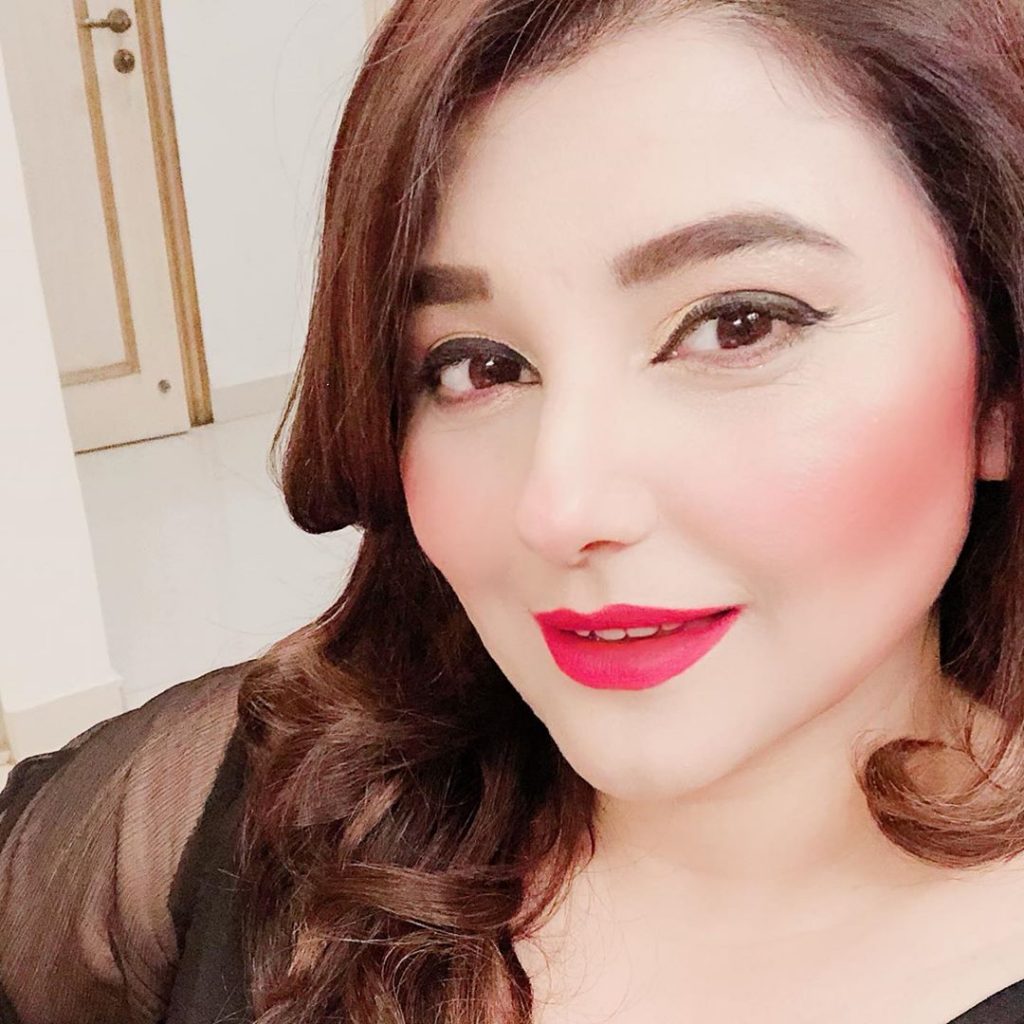 Javeria Saud Latest Pictures with her Family and Friends | Reviewit.pk