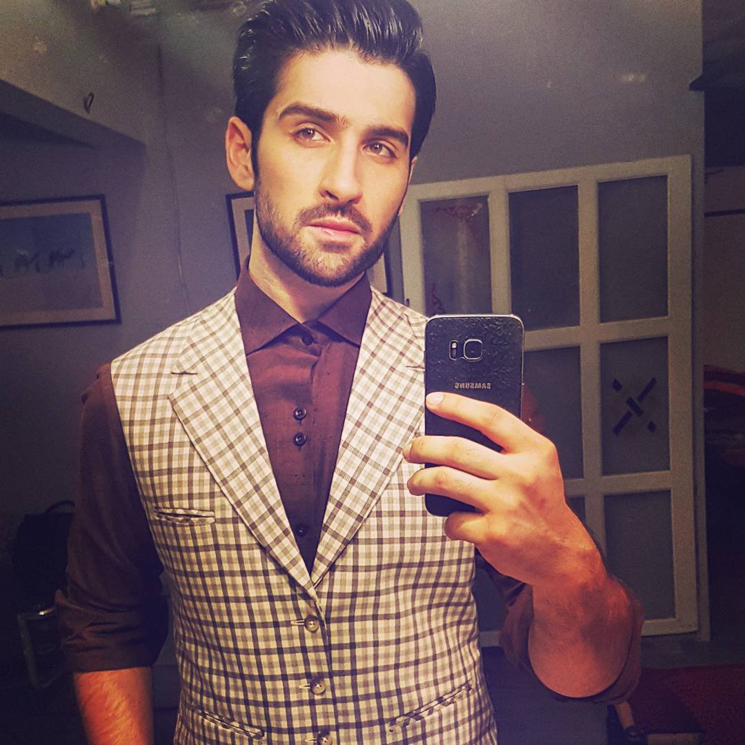 Pictures of Muneeb Butt in Formal Suits | Reviewit.pk