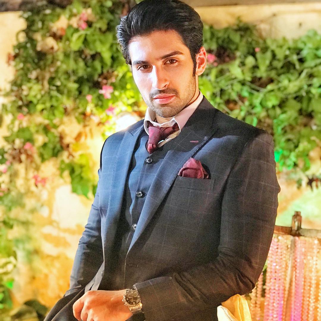 Pictures of Muneeb Butt in Formal Suits | Reviewit.pk