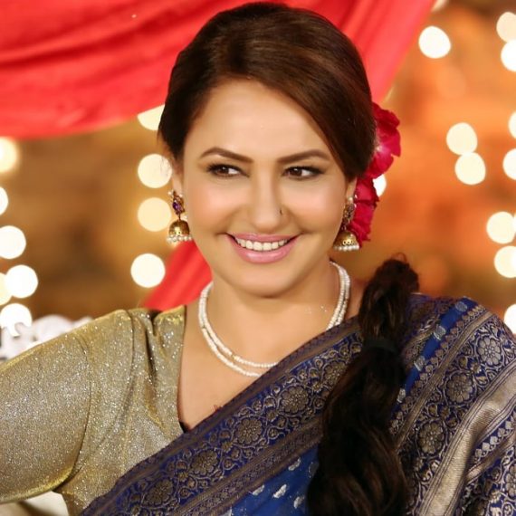 Beautiful Pictures of Saba Faisal in Sarees | Reviewit.pk