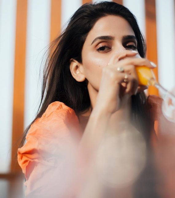 HD Wallpapers of the Gorgeous Saba Qamar | Reviewit.pk