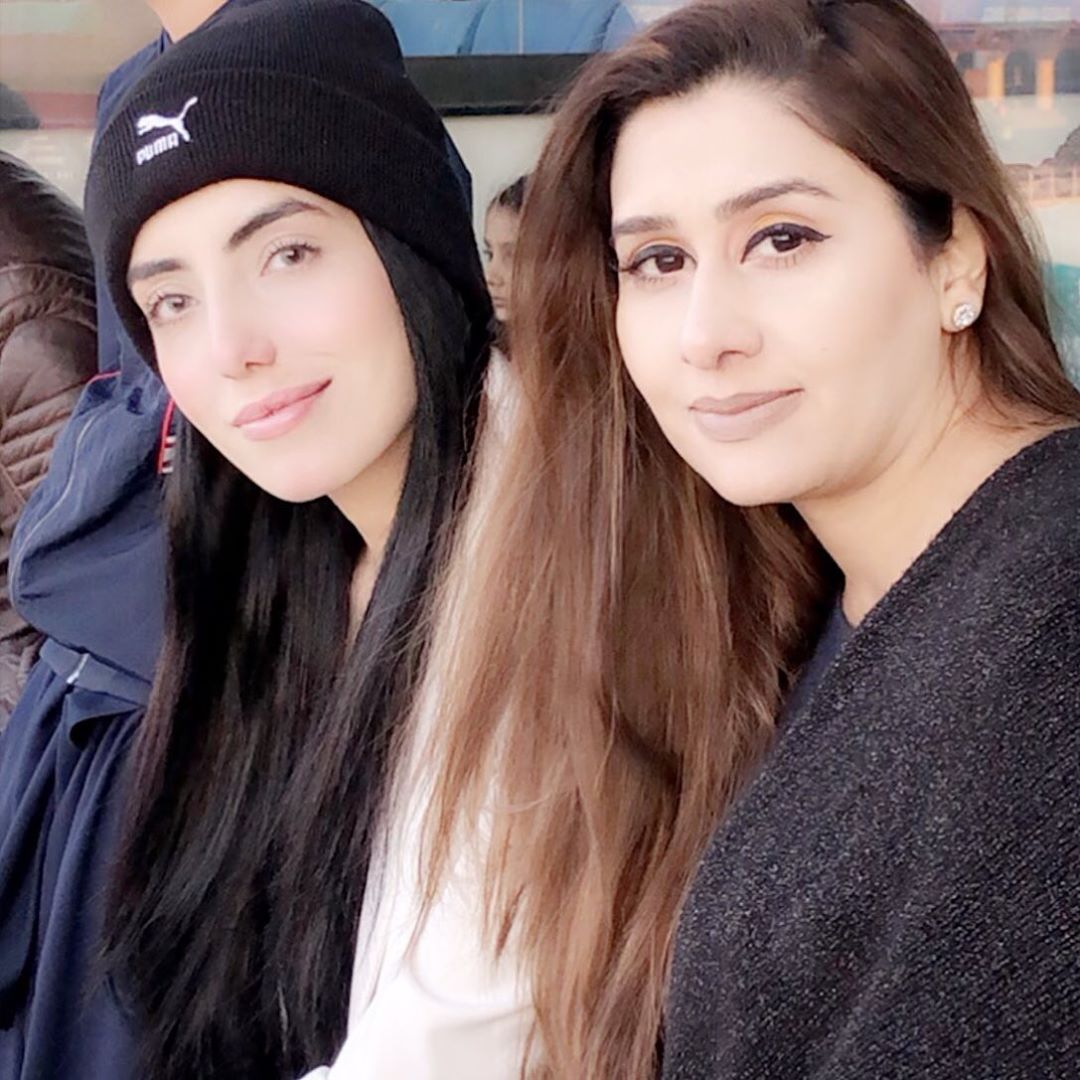 Stunning Pictures of Sannia Ashfaq with Husband and Friends | Reviewit.pk