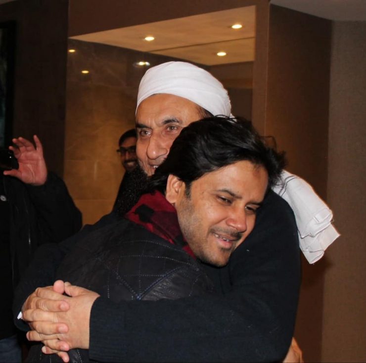 Maulana Tariq Jameel and his Celebrity Fans | Reviewit.pk