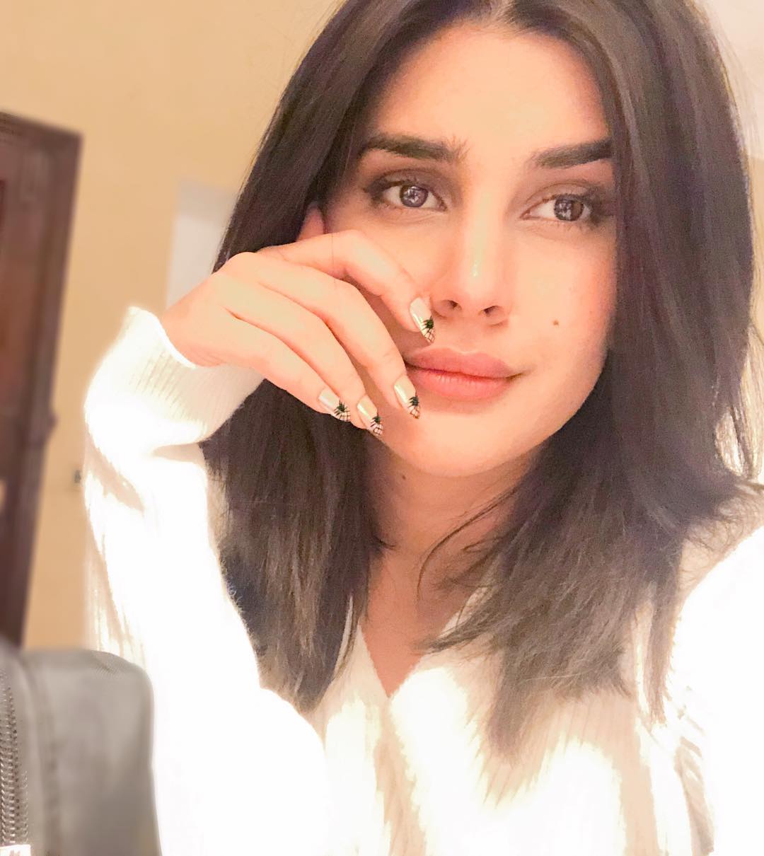 Sun-Kissed Photos of the Diva Kubra Khan | Reviewit.pk