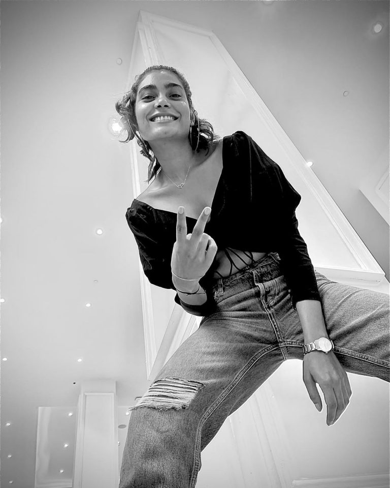 Zara Abid's First & Last Short Film "Sikka" | Reviewit.pk