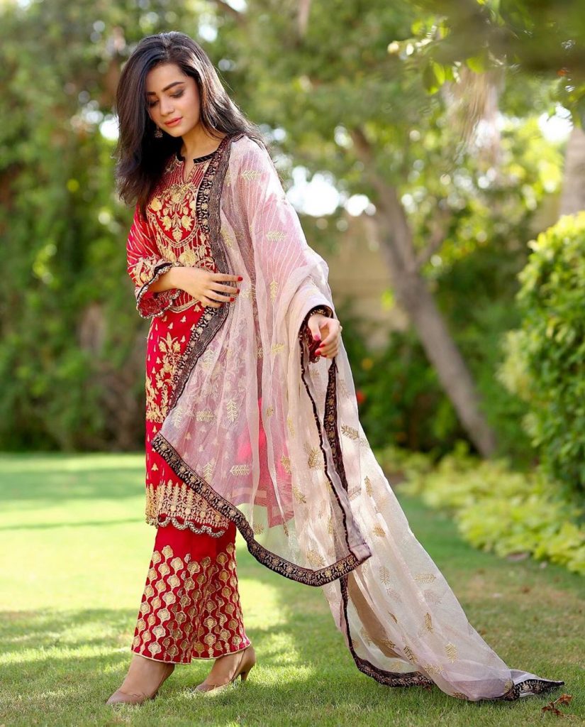 Sumbul Iqbal Latest Beautiful Pictures with her Sister Kompal Iqbal ...