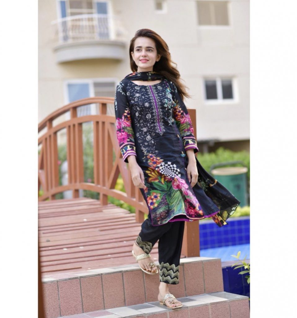 Sumbul Iqbal Latest Beautiful Pictures in off White Outfit | Reviewit.pk