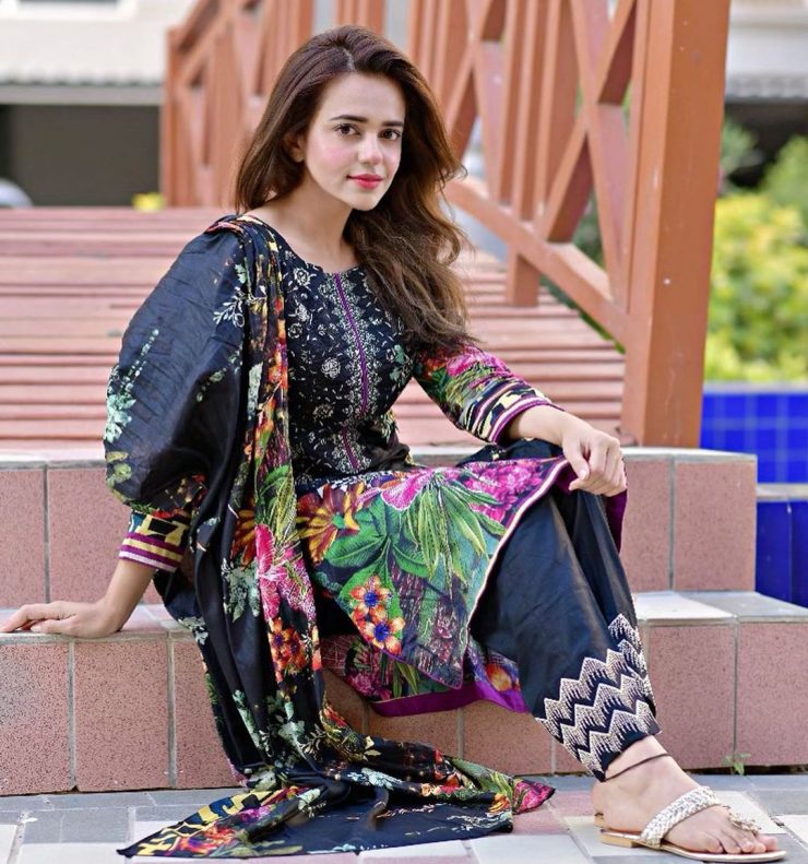 Sumbul Iqbal Latest Beautiful Pictures in off White Outfit | Reviewit.pk