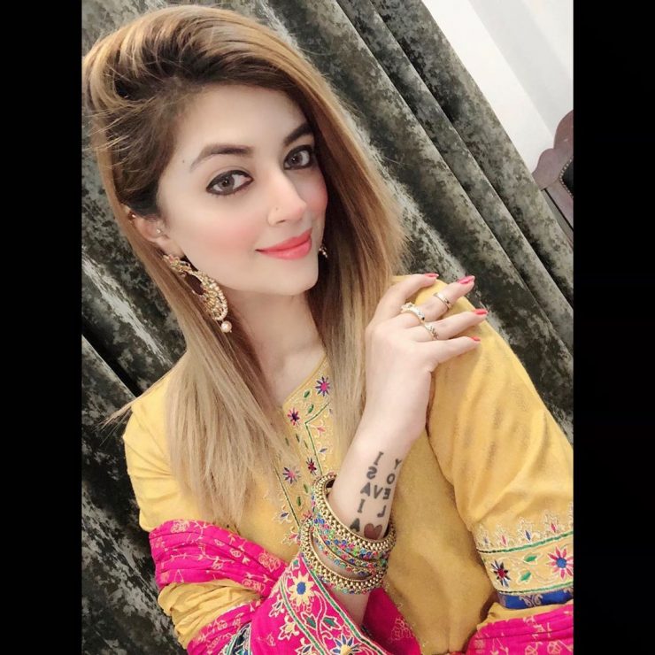 Syed Jibran with Wife Afifa Jibran Eid Pictures with Family | Reviewit.pk