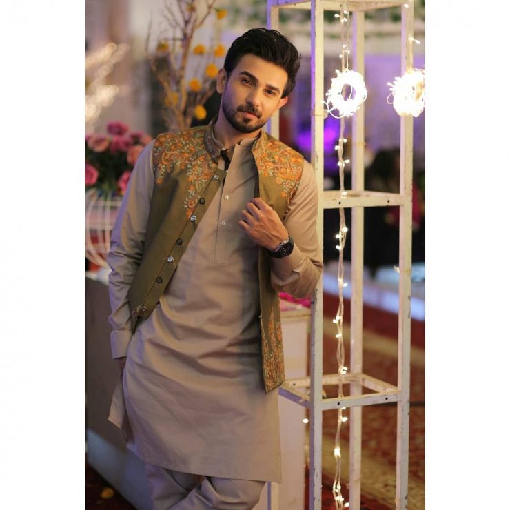 Ali Ansari with his Mother and Sister - Latest Pictures | Reviewit.pk