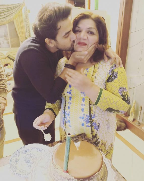 Ali Ansari with his Mother and Sister - Latest Pictures | Reviewit.pk