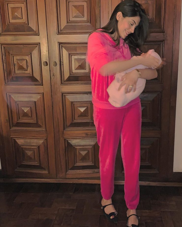 Model Amna Babar Shares Pictures First Picture Of Daughter On Eid ...