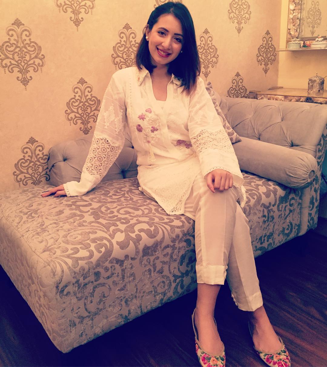 Komal Aziz Khan Loves to Wear White - Here is Why | Reviewit.pk