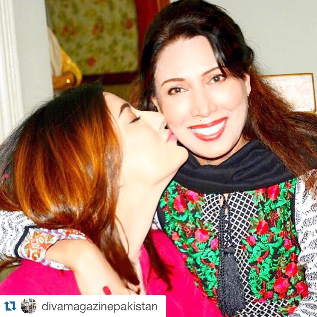 Unseen Pictures of Mehwish Hayat with Close Family | Reviewit.pk