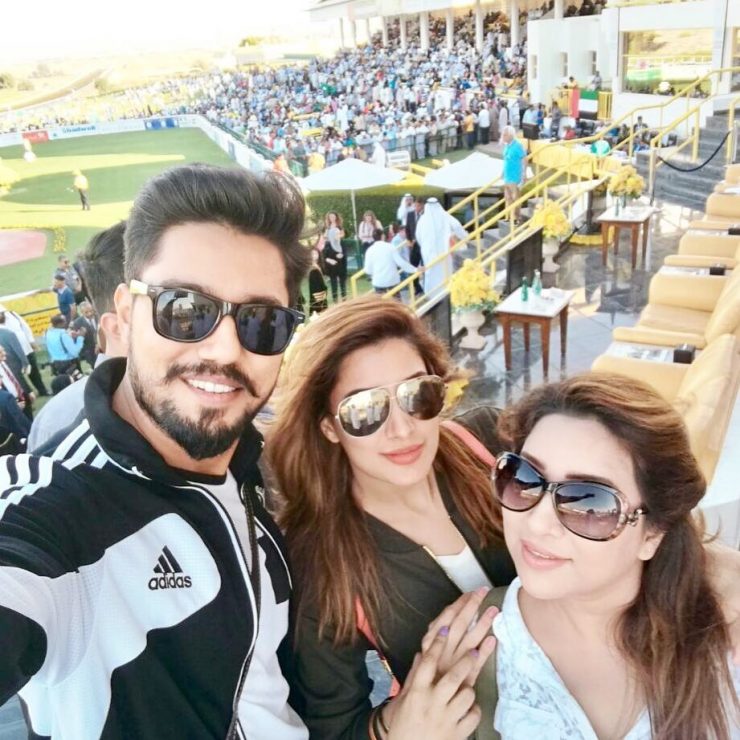 Unseen Pictures of Mehwish Hayat with Close Family | Reviewit.pk
