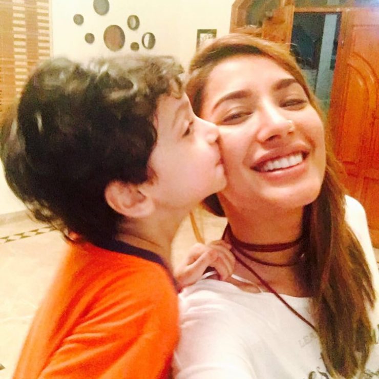 Unseen Pictures of Mehwish Hayat with Close Family | Reviewit.pk
