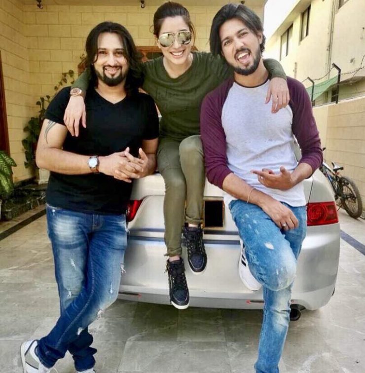 Unseen Pictures of Mehwish Hayat with Close Family | Reviewit.pk