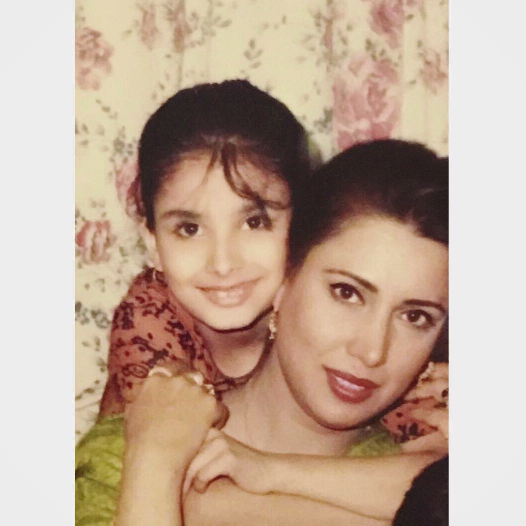 Unseen Pictures of Mehwish Hayat with Close Family | Reviewit.pk