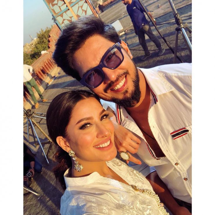 Unseen Pictures of Mehwish Hayat with Close Family | Reviewit.pk