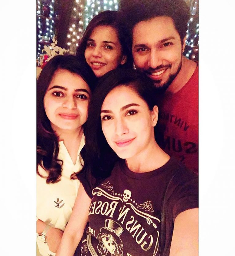 Unseen Pictures of Mehwish Hayat with Close Family | Reviewit.pk