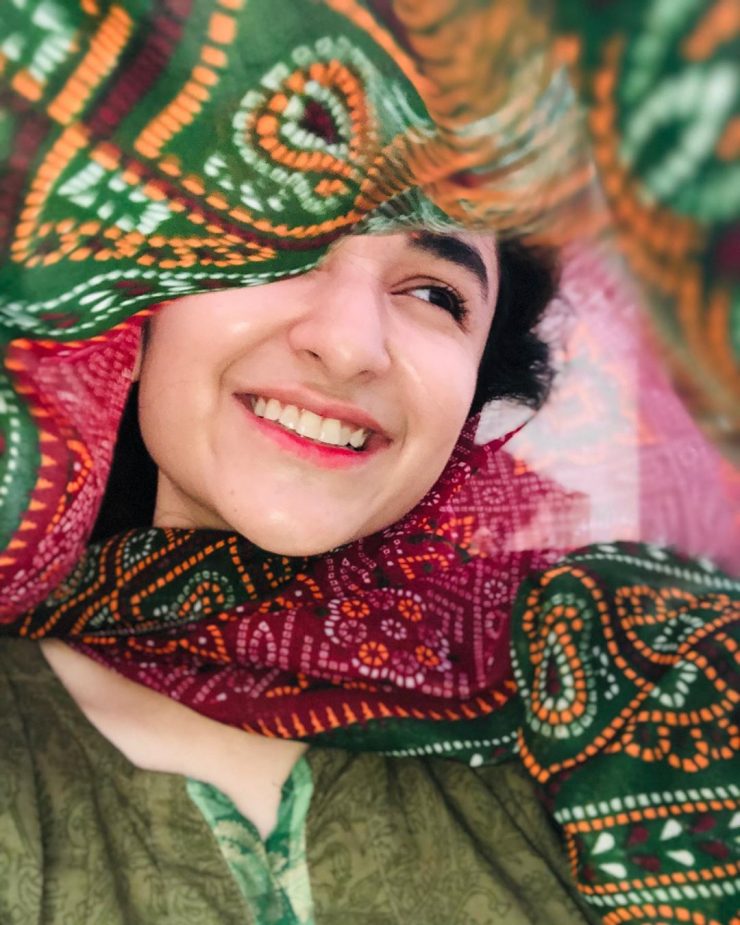 Unseen Pictures of Yumna Zaidi in Dupatta | Reviewit.pk