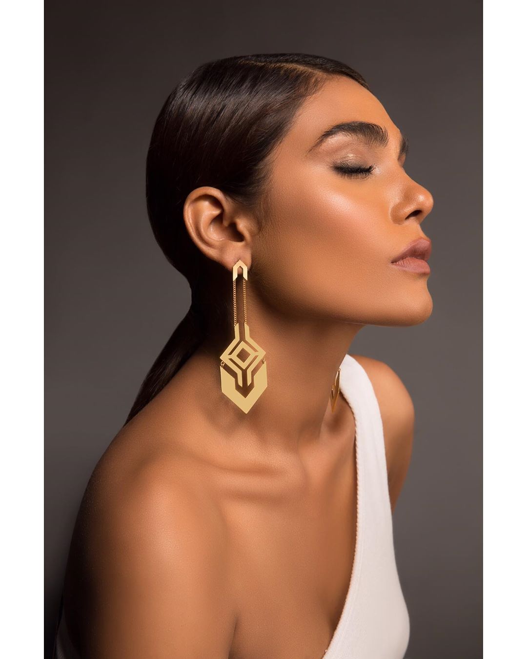 Knowing All about Zara Abid – The Model Who Escape Death | Reviewit.pk
