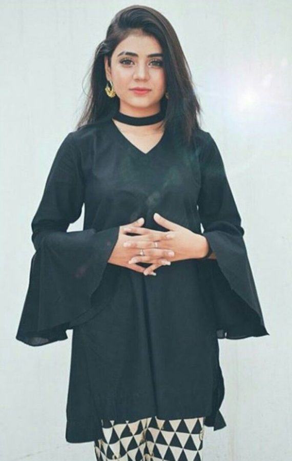 Saba Qamar Spoke In Favor Of Areeqa Haq | Reviewit.pk