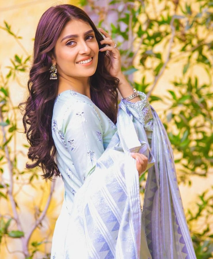 Signature Makeup Looks of Top 5 Pakistani Actresses | Reviewit.pk