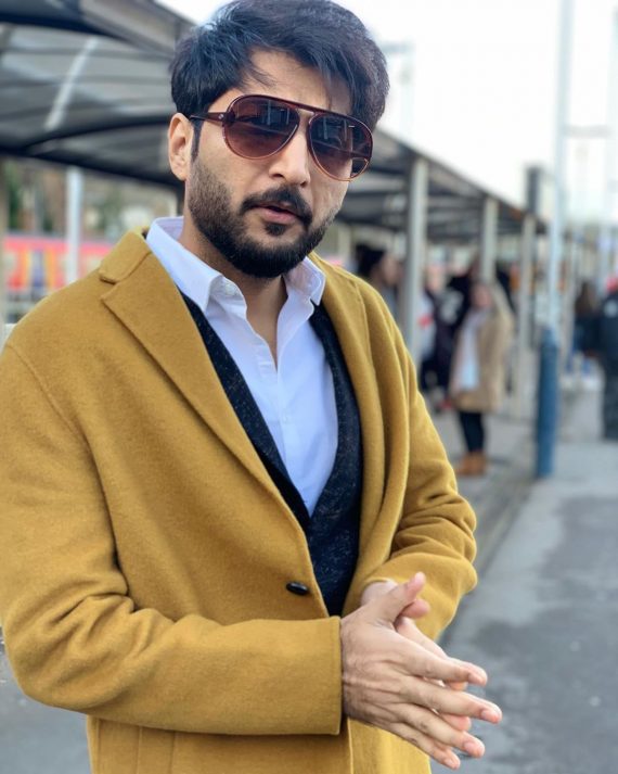 Bilal Saeed's Unplugged Version Of Baari Song | Reviewit.pk