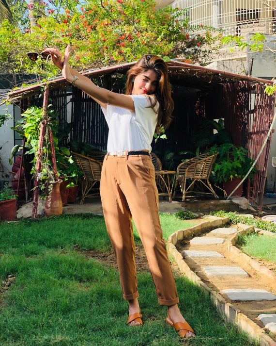 Gorgeous Actress Kinza Hashmi Latest Beautiful Clicks | Reviewit.pk