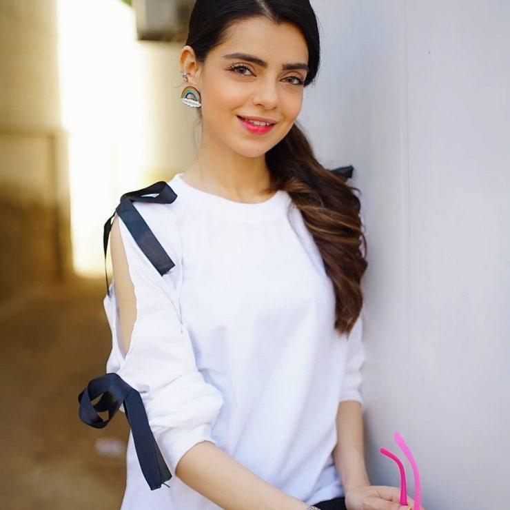 Srha Asgr Is A Good Dancer & She Knows It | Reviewit.pk