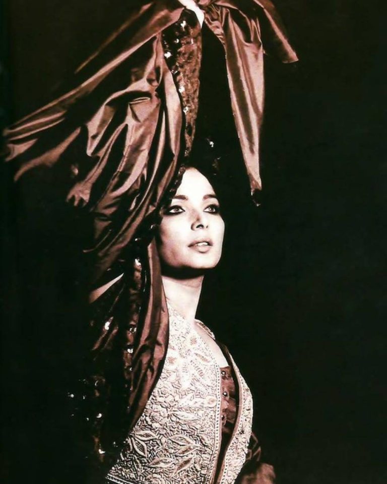 A Glimpse On the Life of Babra Sharif – Old Pictures in HD | Reviewit.pk