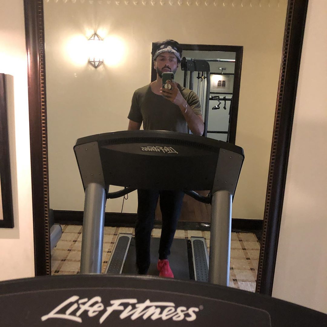 Inside Pictures of Fahad Mustafa’s House | Reviewit.pk