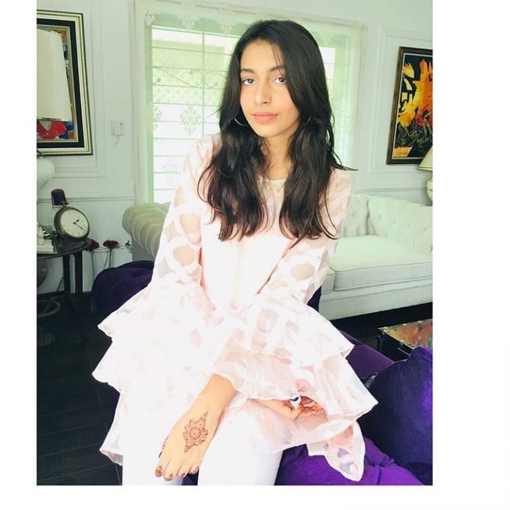 Nida and Yasir Nawaz Latest Clicks with their Kids | Reviewit.pk