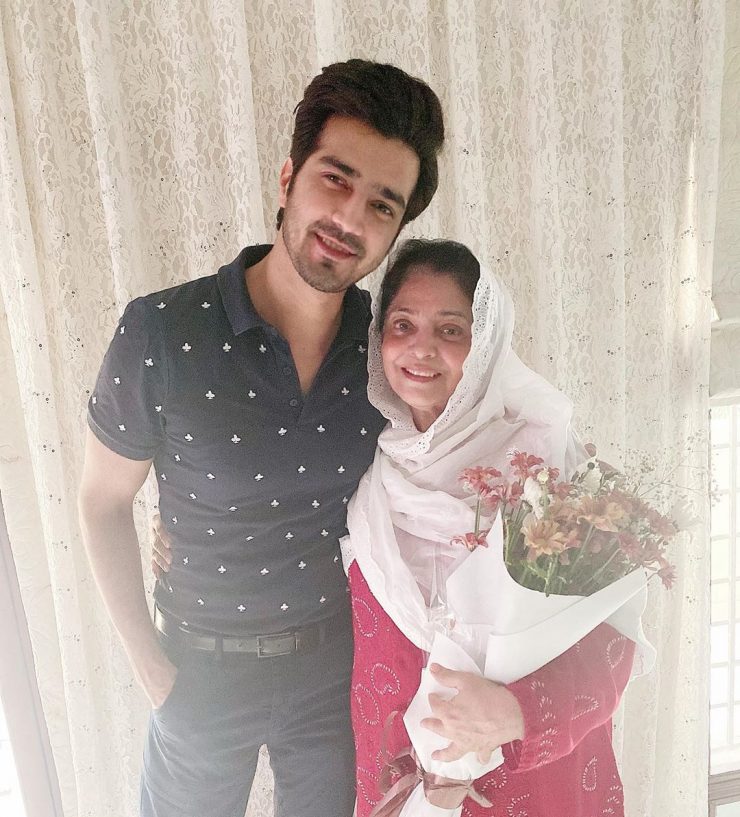 Shahzad Sheikh Latest Pictures with his Family | Reviewit.pk