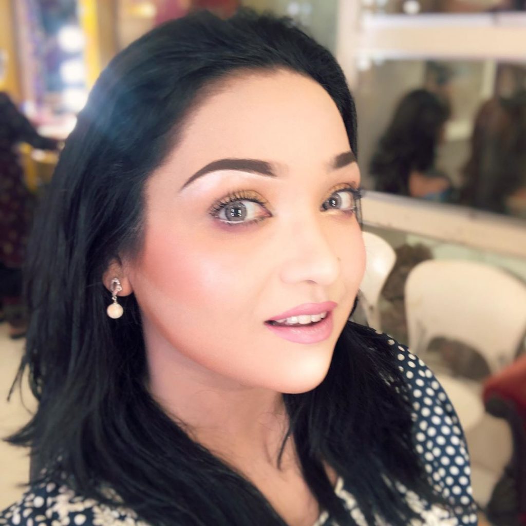 Uroosa Siddique Latest Pictures with her Husband and Son | Reviewit.pk