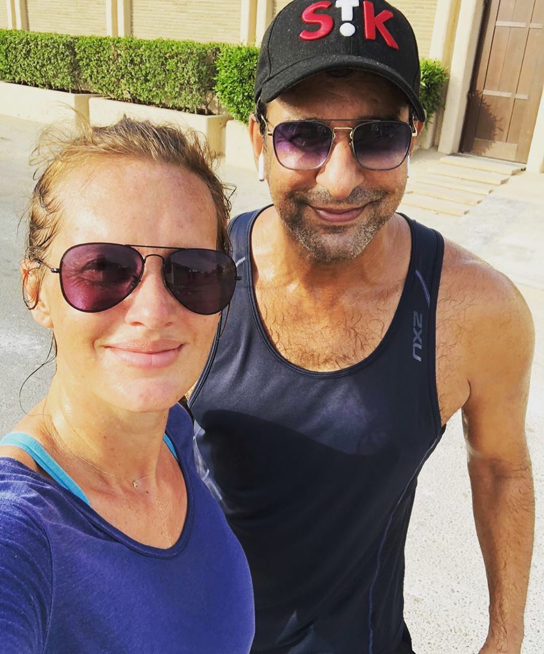 Beautiful Pictures of Wasim Akram with Wife and Kids | Reviewit.pk