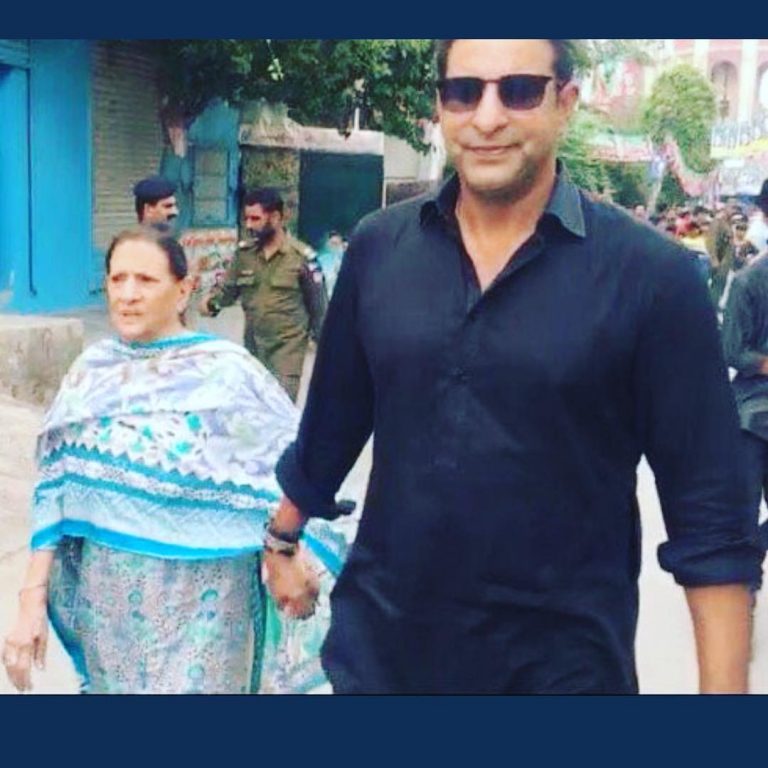 Beautiful Pictures of Wasim Akram with Wife and Kids | Reviewit.pk