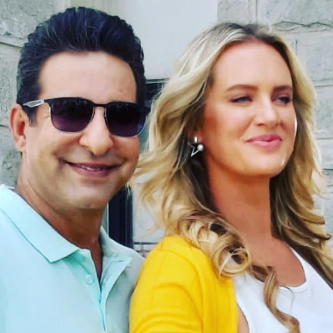 Beautiful Pictures of Wasim Akram with Wife and Kids | Reviewit.pk