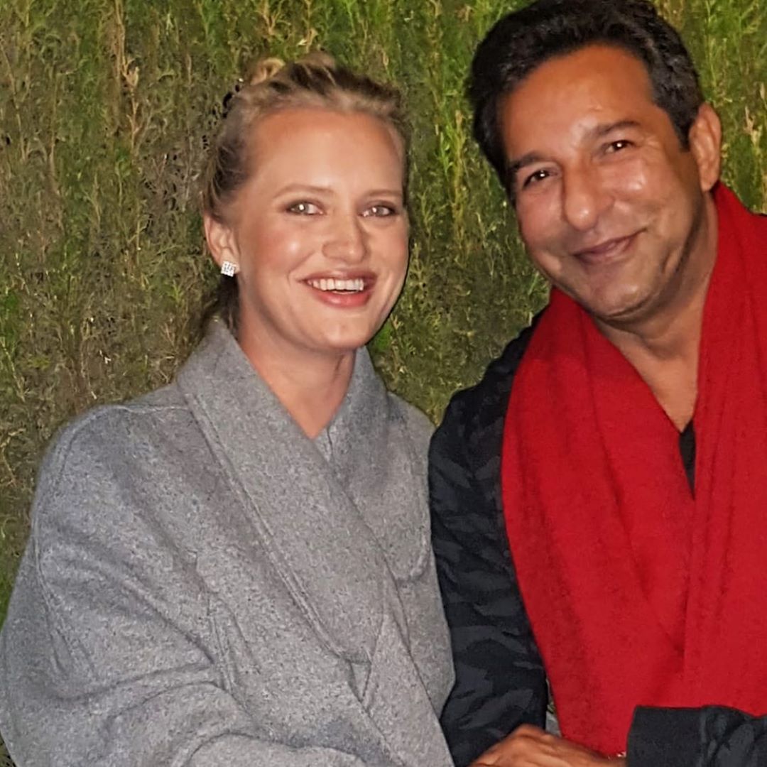 Beautiful Pictures of Wasim Akram with Wife and Kids | Reviewit.pk