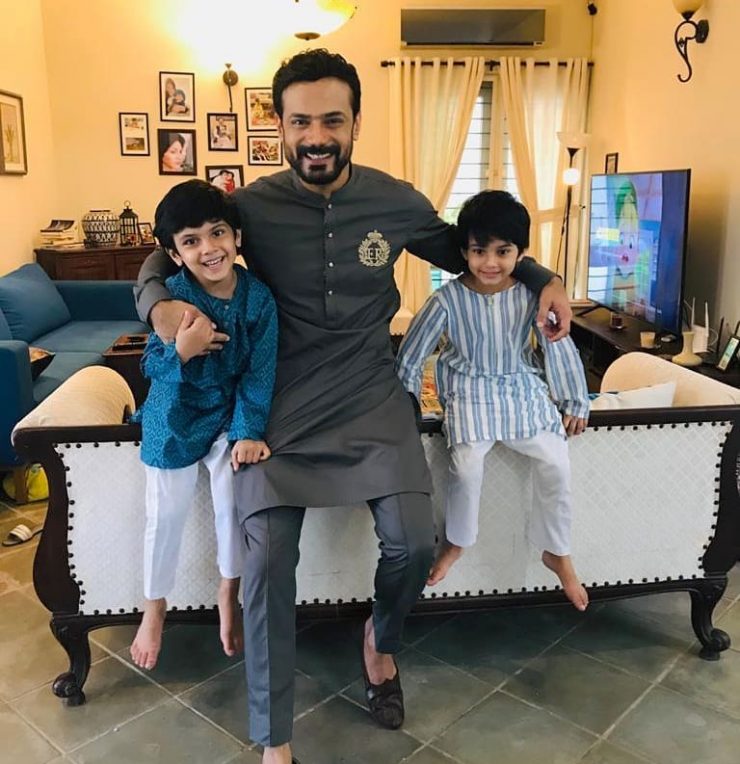 Zahid Ahmed with his Wife and Kids - Latest Pictures | Reviewit.pk