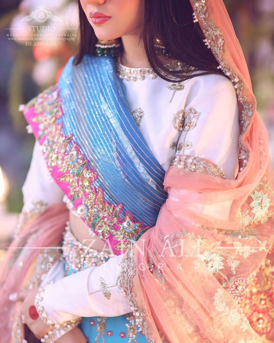 Areeka Haq Slaying In Her Latest Shoot | Reviewit.pk