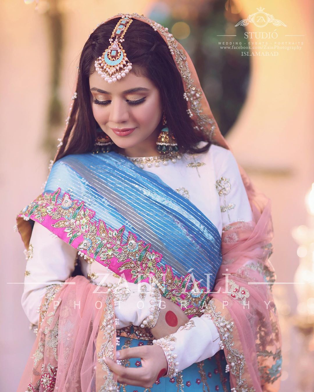 Areeka Haq Slaying In Her Latest Shoot | Reviewit.pk