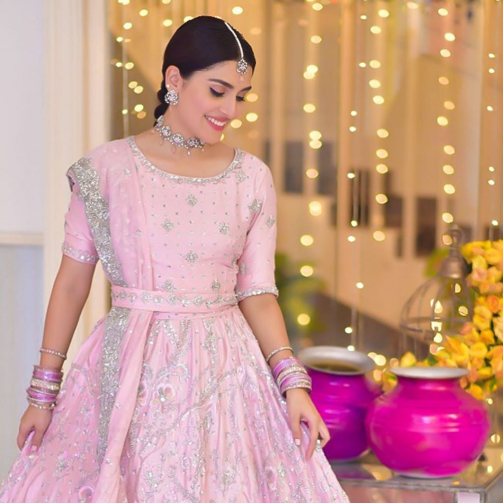 Ayeza Khan Beautiful Photo Shoot from Drama Serial Mehar Posh | Reviewit.pk