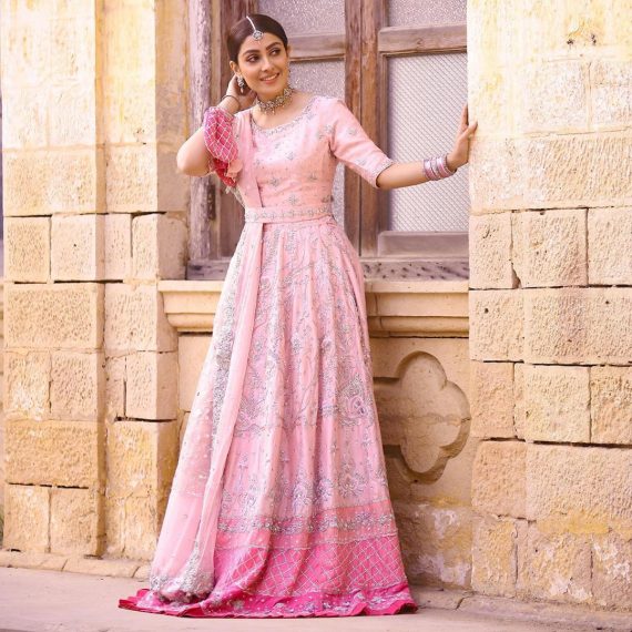 Ayeza Khan Beautiful Photo Shoot from Drama Serial Mehar Posh | Reviewit.pk