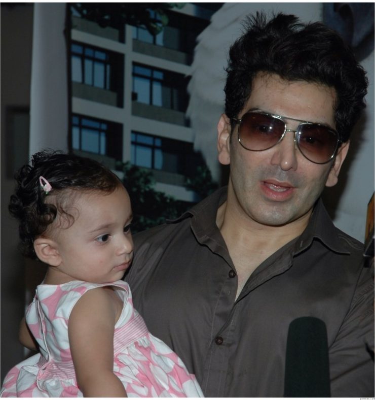 Lovely Photos of Faakhir Mehmood With His Family | Reviewit.pk