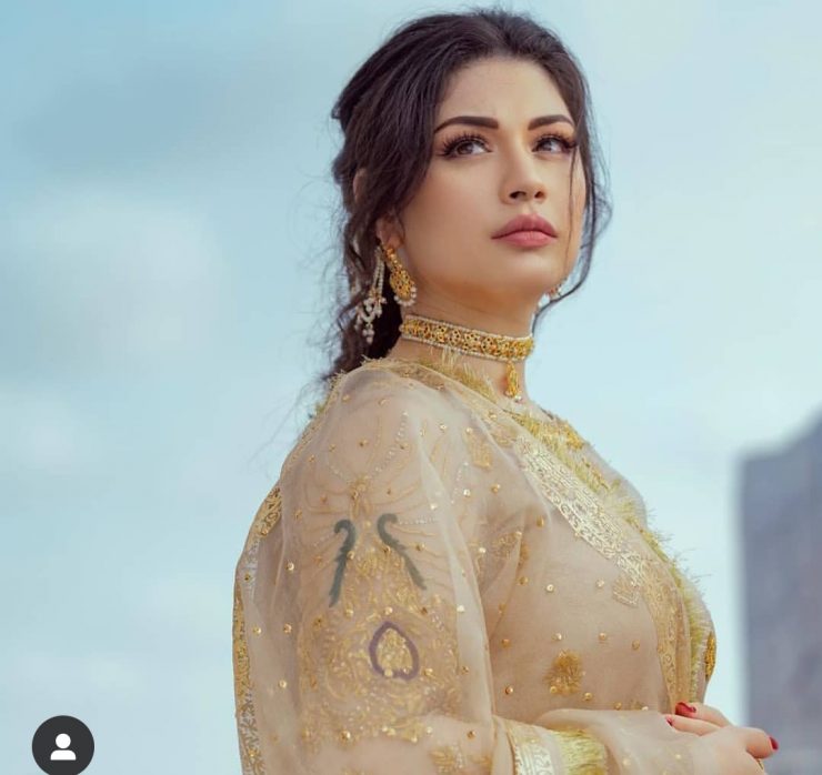 Sidra Batool Looking Radiant In Her New Photo Shoot | Reviewit.pk